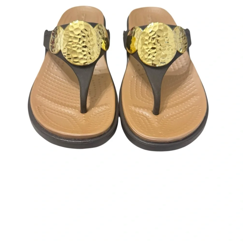 CROCS | Shoes | New Crocs Sanrah Hammered Circle Wedge Flip Sandal ...